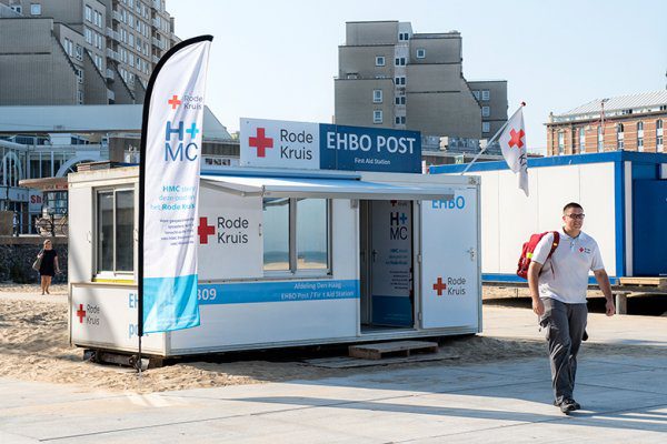 Nieuws | HMC steunt EHBO-post van Rode Kruis in Scheveningen